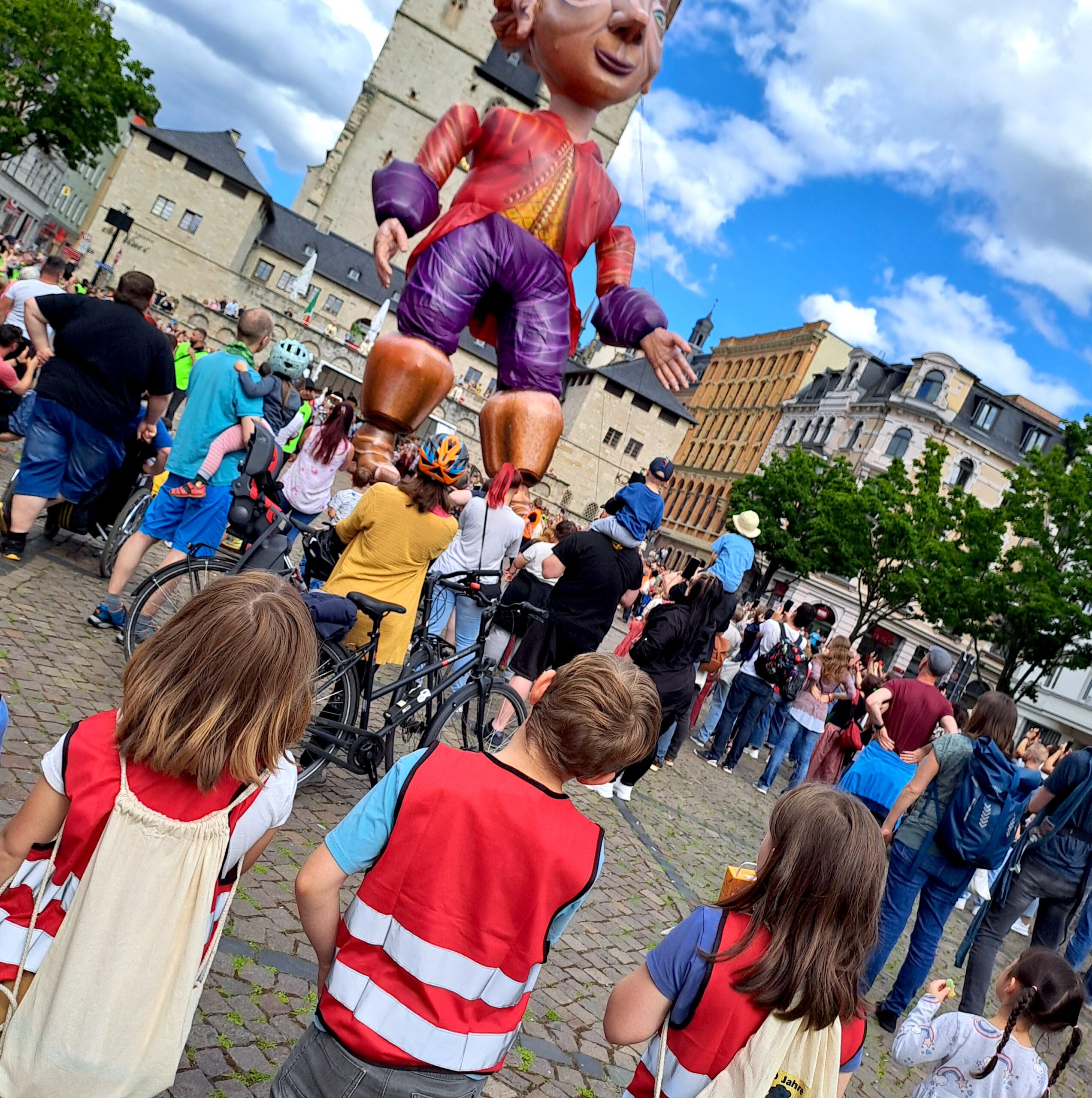 Diemitz makes the puppets dance - BBK- Sachsen-Anhalt e.V.